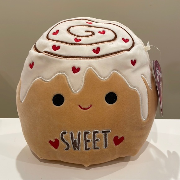 Squishmallows | Other | Nwt 8 Chanel The Cinnamon Roll Valentine ...
